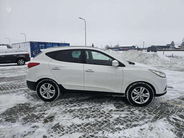 White Hyundai ix35 2012 in Taurage, with an engine capacity of 1.70 L and mileage of 159 thousand km for 5900 €, photo 6 on AUTOMOTO.COM.LV