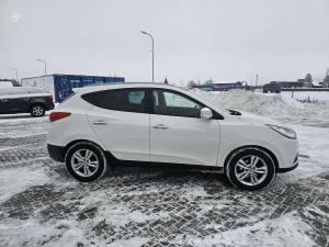 White Hyundai ix35 2012 in Taurage, with an engine capacity of 1.70 L and mileage of 159 thousand km for 5900 €, photo 6 on AUTOMOTO.COM.LV