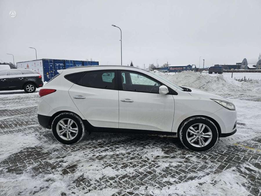 White Hyundai ix35 2012 in Taurage, with an engine capacity of 1.70 L and mileage of 159 thousand km for 5900 €, photo 6 on AUTOMOTO.COM.LV