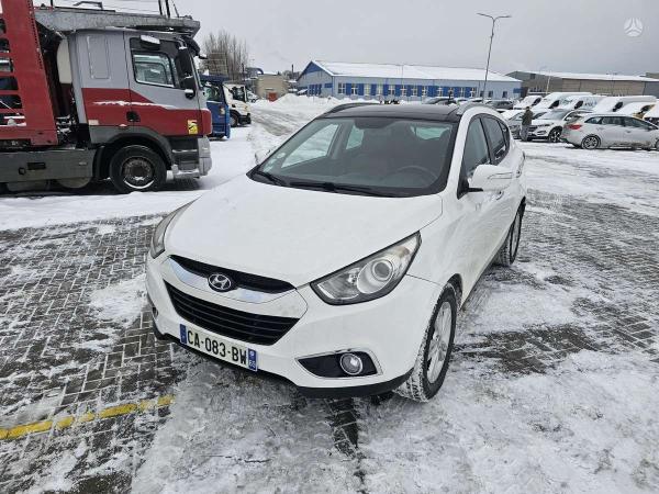 White Hyundai ix35 2012 in Taurage, with an engine capacity of 1.70 L and mileage of 159 thousand km for 5900 €, photo 7 on AUTOMOTO.COM.LV