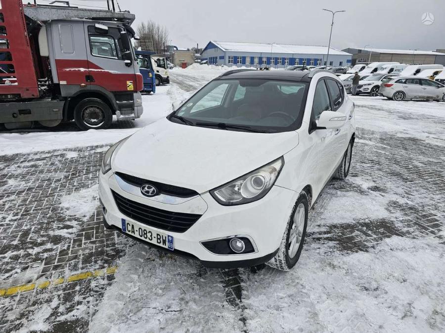 White Hyundai ix35 2012 in Taurage, with an engine capacity of 1.70 L and mileage of 159 thousand km for 5900 €, photo 7 on AUTOMOTO.COM.LV