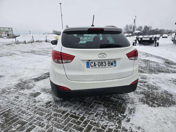 White Hyundai ix35 2012 in Taurage, with an engine capacity of 1.70 L and mileage of 159 thousand km for 5900 €, photo 8 on AUTOMOTO.COM.LV