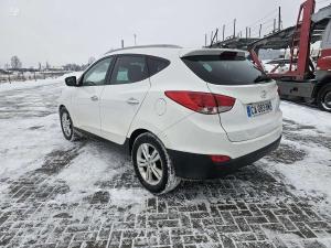 White Hyundai ix35 2012 in Taurage, with an engine capacity of 1.70 L and mileage of 159 thousand km for 5900 €, photo 9 on AUTOMOTO.COM.LV