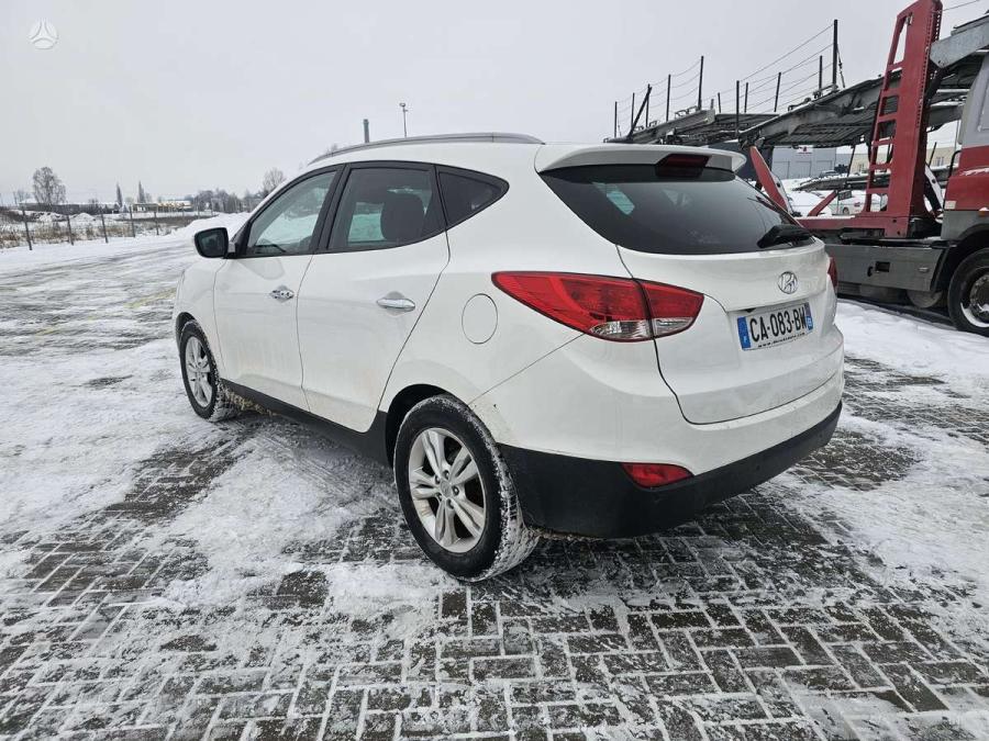 White Hyundai ix35 2012 in Taurage, with an engine capacity of 1.70 L and mileage of 159 thousand km for 5900 €, photo 9 on AUTOMOTO.COM.LV