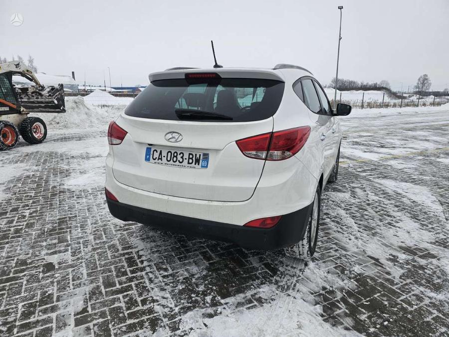 White Hyundai ix35 2012 in Taurage, with an engine capacity of 1.70 L and mileage of 159 thousand km for 5900 €, photo 10 on AUTOMOTO.COM.LV