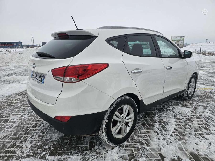 White Hyundai ix35 2012 in Taurage, with an engine capacity of 1.70 L and mileage of 159 thousand km for 5900 €, photo 11 on AUTOMOTO.COM.LV