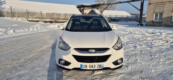 White Hyundai ix35 2012 in Taurage, with an engine capacity of 1.69 L and mileage of 300 thousand km for 5400 €, photo 1 on AUTOMOTO.COM.LV