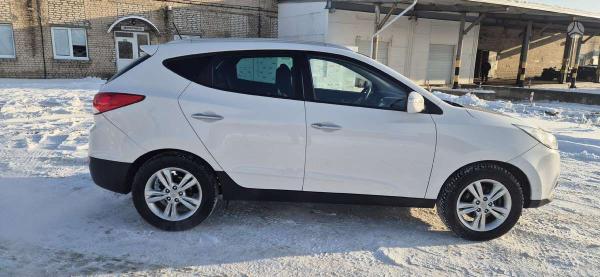 White Hyundai ix35 2012 in Taurage, with an engine capacity of 1.69 L and mileage of 300 thousand km for 5400 €, photo 3 on AUTOMOTO.COM.LV