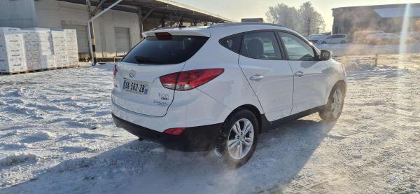 White Hyundai ix35 2012 in Taurage, with an engine capacity of 1.69 L and mileage of 300 thousand km for 5400 €, photo 4 on AUTOMOTO.COM.LV