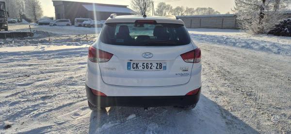 White Hyundai ix35 2012 in Taurage, with an engine capacity of 1.69 L and mileage of 300 thousand km for 5400 €, photo 5 on AUTOMOTO.COM.LV