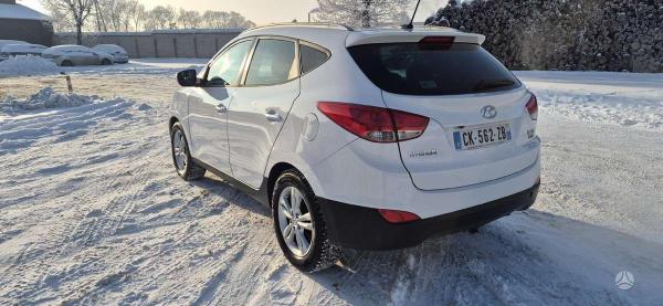 White Hyundai ix35 2012 in Taurage, with an engine capacity of 1.69 L and mileage of 300 thousand km for 5400 €, photo 6 on AUTOMOTO.COM.LV