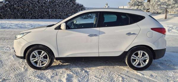 White Hyundai ix35 2012 in Taurage, with an engine capacity of 1.69 L and mileage of 300 thousand km for 5400 €, photo 7 on AUTOMOTO.COM.LV