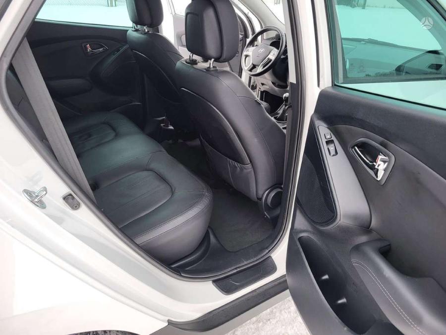 Balts Hyundai ix35 2012 Tauragė, ar dzinēja tilpumu 2.00 L un nobraukumu 235 tūkst. km par 5500 €, foto 10 vietnē AUTOMOTO.COM.LV