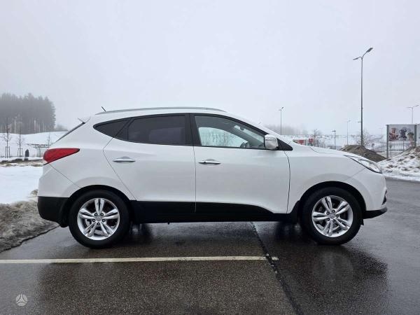 Balts Hyundai ix35 2012 Viļņa, ar dzinēja tilpumu 2.00 L un nobraukumu 223 tūkst. km par 4850 €, foto 4 vietnē AUTOMOTO.COM.LV