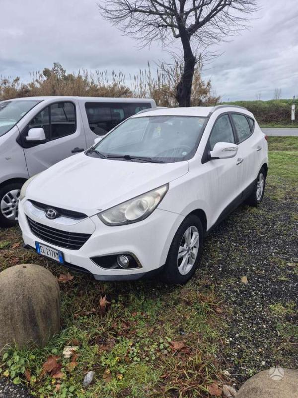 Balts Hyundai ix35 2012 Panevēža, ar dzinēja tilpumu 1.69 L un nobraukumu 305 tūkst. km par 3600 €, foto 1 vietnē AUTOMOTO.COM.LV