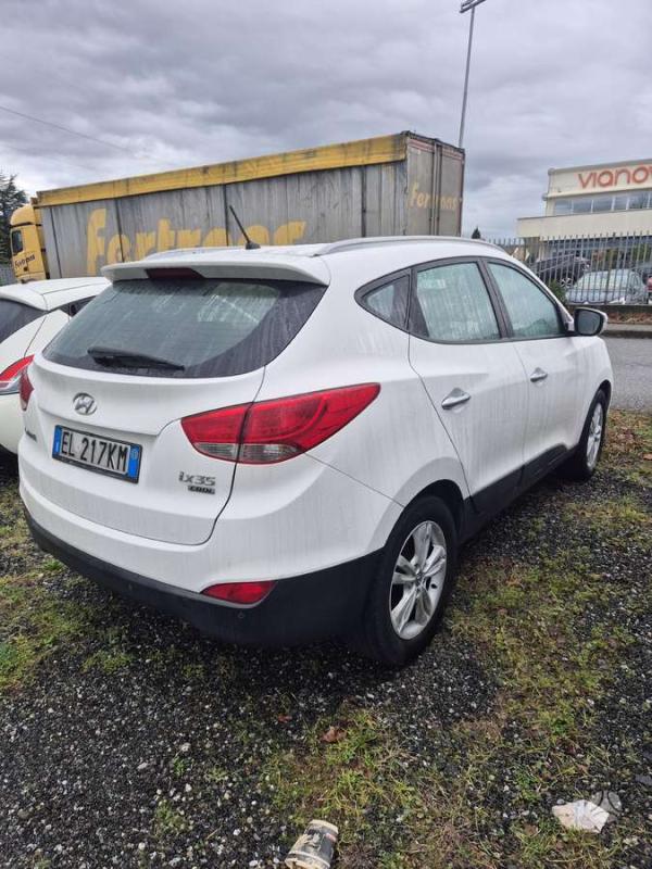 Balts Hyundai ix35 2012 Panevēža, ar dzinēja tilpumu 1.69 L un nobraukumu 305 tūkst. km par 3600 €, foto 3 vietnē AUTOMOTO.COM.LV