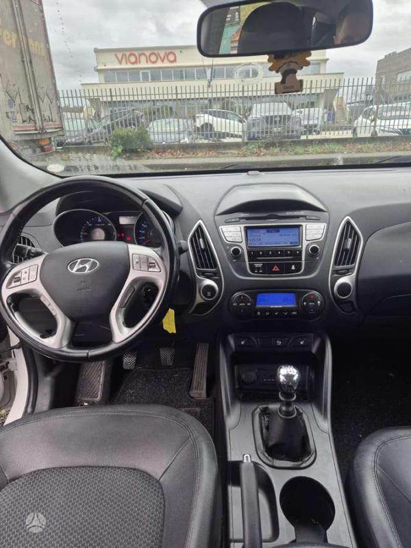 Balts Hyundai ix35 2012 Panevēža, ar dzinēja tilpumu 1.69 L un nobraukumu 305 tūkst. km par 3600 €, foto 9 vietnē AUTOMOTO.COM.LV