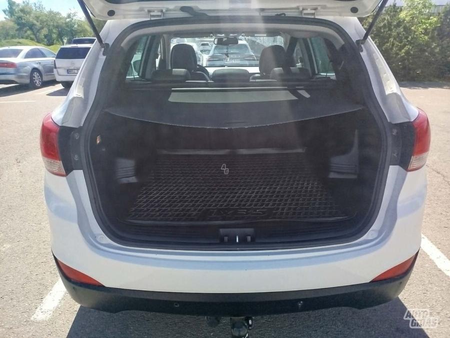 White Hyundai ix35 2012 in Siauliai, with an engine capacity of 2.00 L and mileage of 230 thousand km for 6300 €, photo 4 on AUTOMOTO.COM.LV