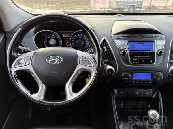 White Hyundai ix35 2012 in Daugavpils, with an engine capacity of 1.70 L and mileage of 265 thousand km for 6450 €, photo 9 on AUTOMOTO.COM.LV