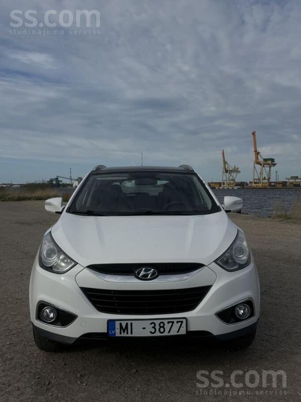 White Hyundai ix35 2012 in Riga, with an engine capacity of 1.70 L and mileage of 170 thousand km for 6500 €, photo 1 on AUTOMOTO.COM.LV
