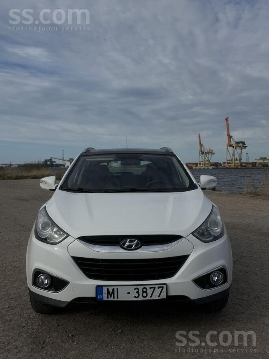 White Hyundai ix35 2012 in Riga, with an engine capacity of 1.70 L and mileage of 170 thousand km for 6500 €, photo 1 on AUTOMOTO.COM.LV