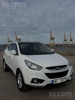 White Hyundai ix35 2012 in Riga, with an engine capacity of 1.70 L and mileage of 170 thousand km for 6500 €, photo 3 on AUTOMOTO.COM.LV