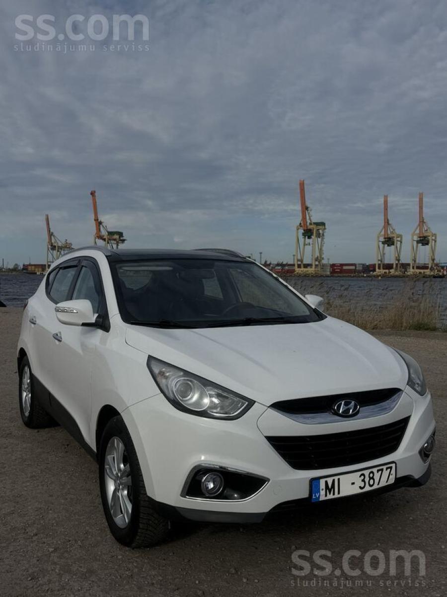 White Hyundai ix35 2012 in Riga, with an engine capacity of 1.70 L and mileage of 170 thousand km for 6500 €, photo 3 on AUTOMOTO.COM.LV