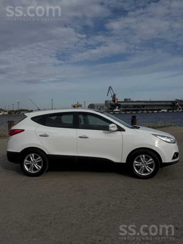 White Hyundai ix35 2012 in Riga, with an engine capacity of 1.70 L and mileage of 170 thousand km for 6500 €, photo 3 on AUTOMOTO.COM.LV
