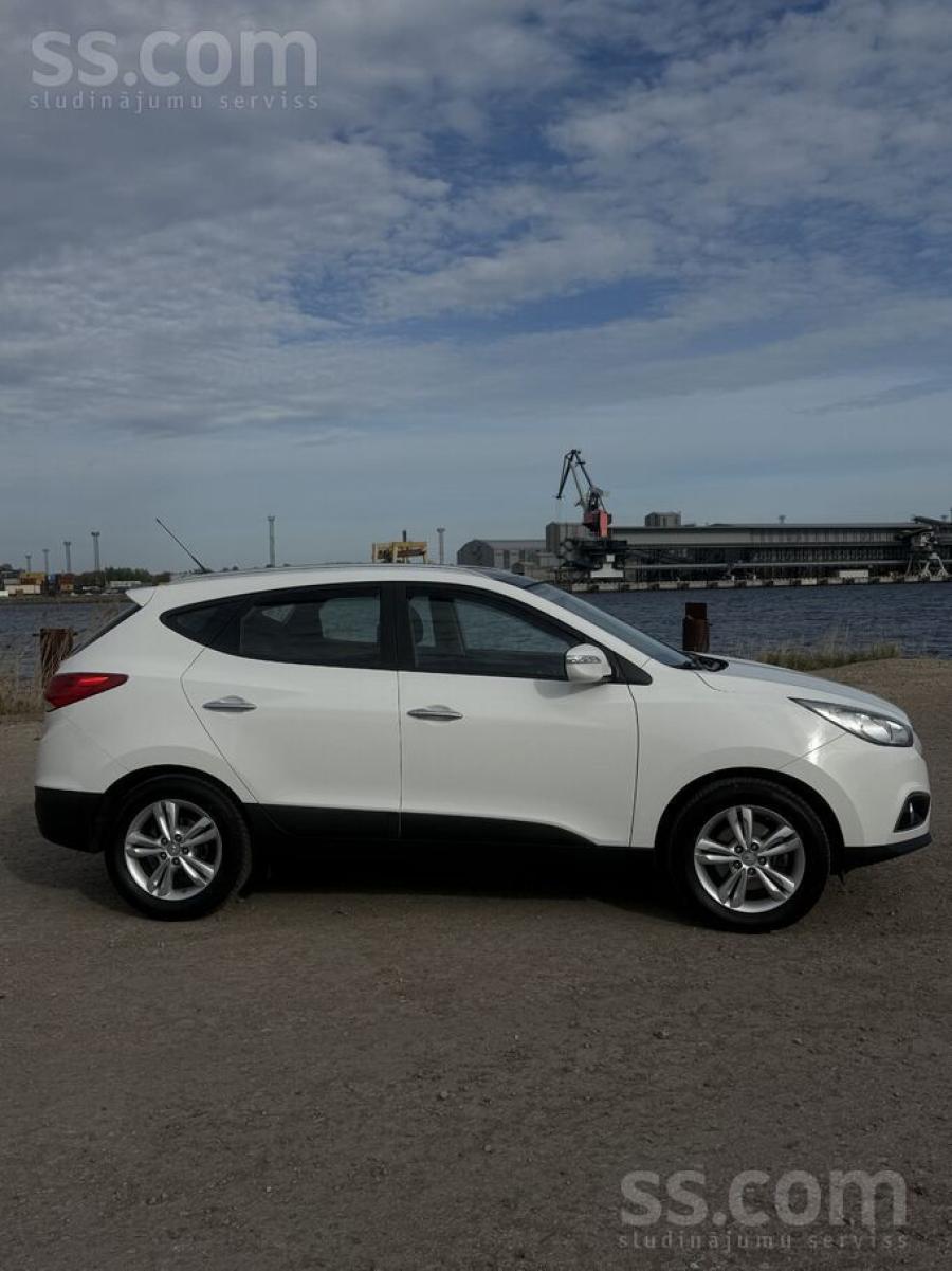White Hyundai ix35 2012 in Riga, with an engine capacity of 1.70 L and mileage of 170 thousand km for 6500 €, photo 4 on AUTOMOTO.COM.LV