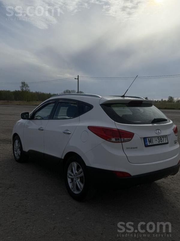 White Hyundai ix35 2012 in Riga, with an engine capacity of 1.70 L and mileage of 170 thousand km for 6500 €, photo 4 on AUTOMOTO.COM.LV