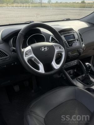 White Hyundai ix35 2012 in Riga, with an engine capacity of 1.70 L and mileage of 170 thousand km for 6500 €, photo 6 on AUTOMOTO.COM.LV
