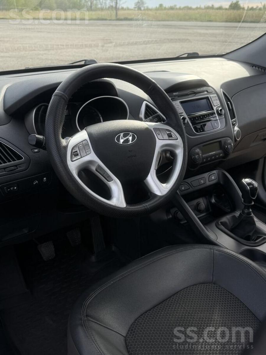 White Hyundai ix35 2012 in Riga, with an engine capacity of 1.70 L and mileage of 170 thousand km for 6500 €, photo 6 on AUTOMOTO.COM.LV