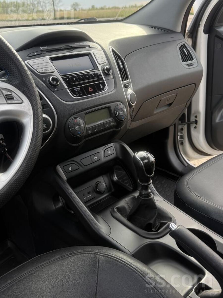 White Hyundai ix35 2012 in Riga, with an engine capacity of 1.70 L and mileage of 170 thousand km for 6500 €, photo 7 on AUTOMOTO.COM.LV