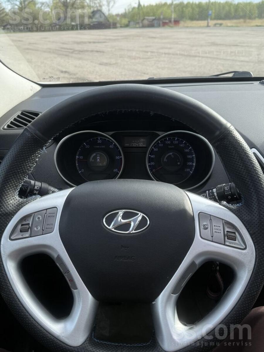 White Hyundai ix35 2012 in Riga, with an engine capacity of 1.70 L and mileage of 170 thousand km for 6500 €, photo 8 on AUTOMOTO.COM.LV