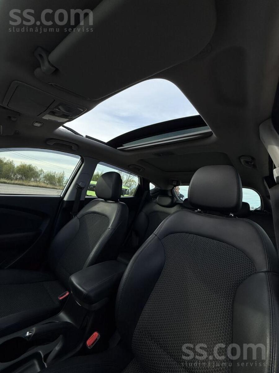 White Hyundai ix35 2012 in Riga, with an engine capacity of 1.70 L and mileage of 170 thousand km for 6500 €, photo 9 on AUTOMOTO.COM.LV