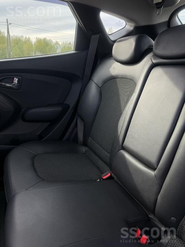 White Hyundai ix35 2012 in Riga, with an engine capacity of 1.70 L and mileage of 170 thousand km for 6500 €, photo 9 on AUTOMOTO.COM.LV