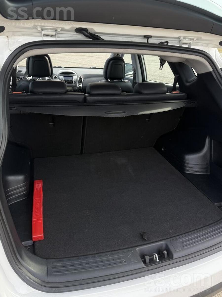 White Hyundai ix35 2012 in Riga, with an engine capacity of 1.70 L and mileage of 170 thousand km for 6500 €, photo 12 on AUTOMOTO.COM.LV