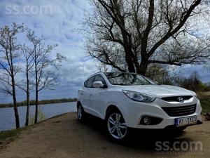 White Hyundai ix35 2012 in Riga, with an engine capacity of 2.00 L and mileage of 225 thousand km for 4400 €, photo  on AUTOMOTO.COM.LV