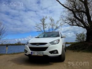 White Hyundai ix35 2012 in Riga, with an engine capacity of 2.00 L and mileage of 225 thousand km for 4400 €, photo 3 on AUTOMOTO.COM.LV