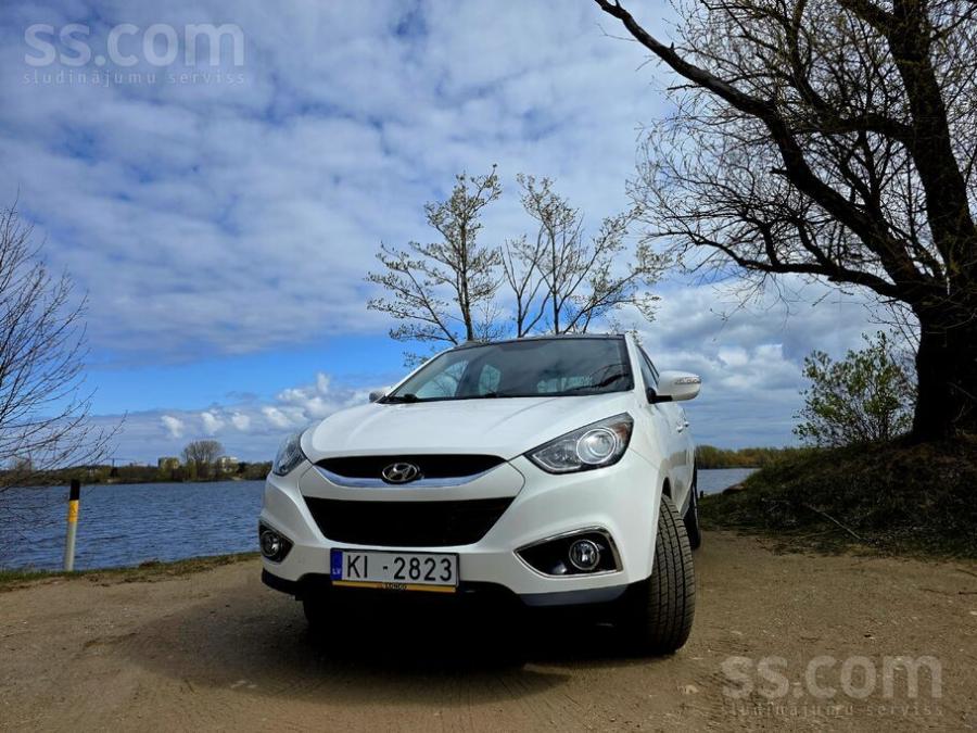 White Hyundai ix35 2012 in Riga, with an engine capacity of 2.00 L and mileage of 225 thousand km for 4400 €, photo 3 on AUTOMOTO.COM.LV