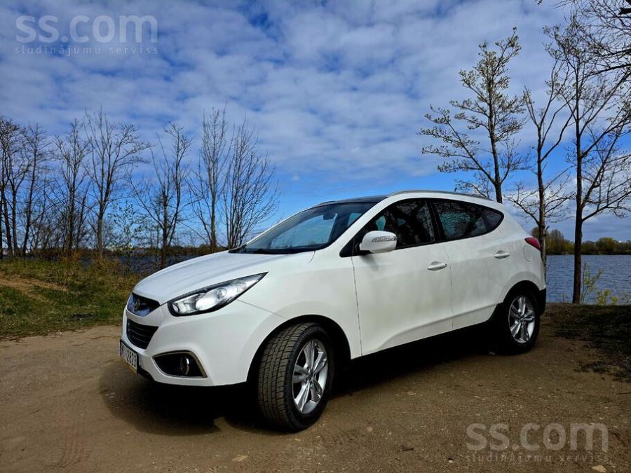 White Hyundai ix35 2012 in Riga, with an engine capacity of 2.00 L and mileage of 225 thousand km for 4400 €, photo 4 on AUTOMOTO.COM.LV