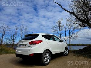 White Hyundai ix35 2012 in Riga, with an engine capacity of 2.00 L and mileage of 225 thousand km for 4400 €, photo 5 on AUTOMOTO.COM.LV
