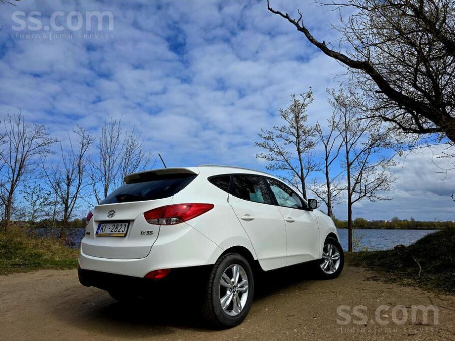White Hyundai ix35 2012 in Riga, with an engine capacity of 2.00 L and mileage of 225 thousand km for 4400 €, photo 5 on AUTOMOTO.COM.LV