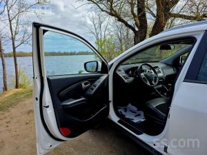 White Hyundai ix35 2012 in Riga, with an engine capacity of 2.00 L and mileage of 225 thousand km for 4400 €, photo 7 on AUTOMOTO.COM.LV