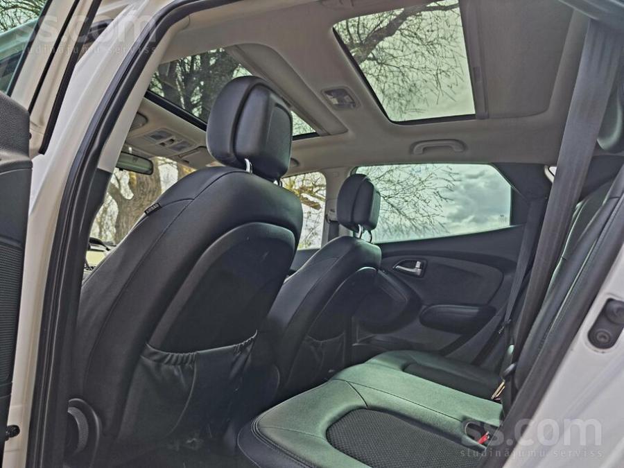 White Hyundai ix35 2012 in Riga, with an engine capacity of 2.00 L and mileage of 225 thousand km for 4400 €, photo 8 on AUTOMOTO.COM.LV