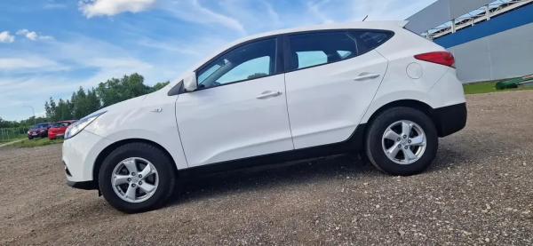 Balts Hyundai ix35 2012 Daugavpils, ar dzinēja tilpumu 2.00 L un nobraukumu 280 tūkst. km par 6650 €, foto 2 vietnē AUTOMOTO.COM.LV