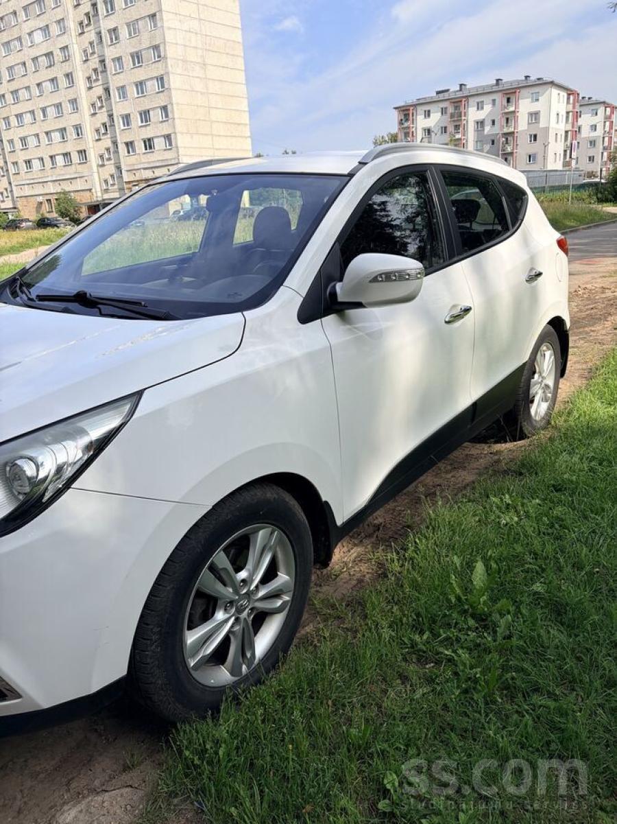 Balts Hyundai ix35 2012 Rīga, ar dzinēja tilpumu 2.00 L un nobraukumu 241 tūkst. km par 3400 €, foto 3 vietnē AUTOMOTO.COM.LV