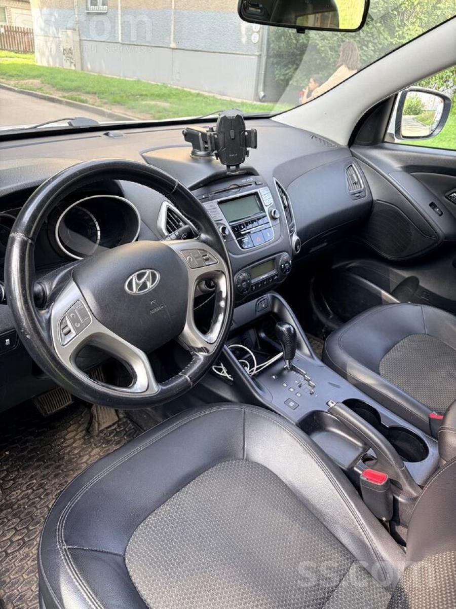 Balts Hyundai ix35 2012 Rīga, ar dzinēja tilpumu 2.00 L un nobraukumu 241 tūkst. km par 3400 €, foto 5 vietnē AUTOMOTO.COM.LV