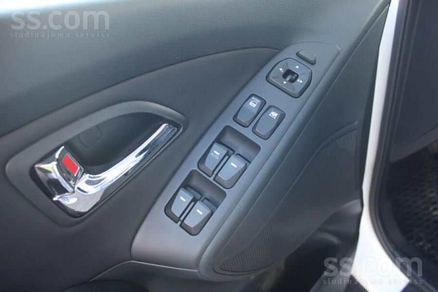 Balts Hyundai ix35 2012 Rīga, ar dzinēja tilpumu 2.00 L un nobraukumu 240 tūkst. km par 5700 €, foto 41 vietnē AUTOMOTO.COM.LV