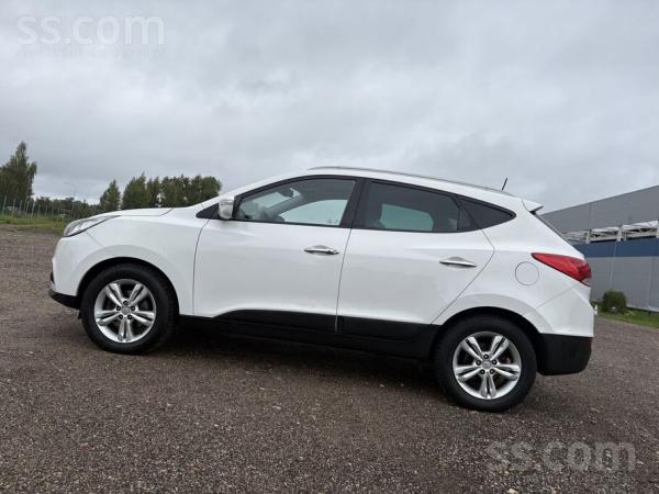 White Hyundai ix35 2012 in Daugavpils, with an engine capacity of 2.00 L and mileage of 167 thousand km for 6450 €, photo 3 on AUTOMOTO.COM.LV